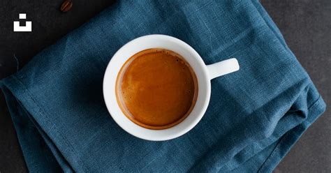 블루 텍스타일에 화이트 세라믹 머그잔 사진 Unsplash의 무료 커피 이미지