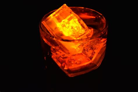 빛나는 얼음 큐브와 음료의 매우 아름답고 멋진 이미지 샴페인 한 잔에 거품이있는 밝은 색상 편안하고 소중한 삶과 맛있는 스파클링 음료의 홍보 이미지 0명에 대한 스톡 사진