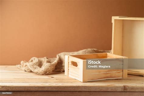 벽 배경 에 자루와 소박한 테이블에 빈 나무 상자 농부 시장은 디자인과 제품 디스플레이를 조롱합니다 0명에 대한 스톡 사진 및 기타 이미지 Istock
