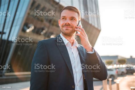 도시에서 야외에서 스마트 폰을 사용하는 잘 생긴 백인 사업가 30 34세에 대한 스톡 사진 및 기타 이미지 30 34세 건물 외관 경영자 Istock