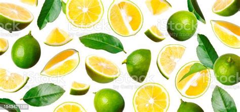 고립 된 레몬의 패턴입니다 노란 살을 가진 신선하고 잘 익은 육즙이 많은 녹색 레몬 흰색 배경에 날아가는 녹색 잎 과일 음식 석회의 공중 부양의 개념 유기농 제품 감귤류