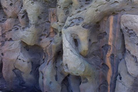 Искусственная скала в интерьере - 91 фото