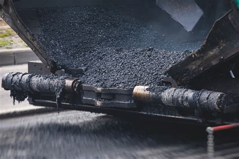 아스팔트 파버 기계와 증기 도로 롤러 도로 건설 및 수리 작업 중 아스팔트 및 포장 의 과정 새로운 도로 건설 현장에서 일하는