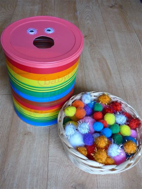 Un jeu fait maison : le gobe pompons | Young toddler activities ...