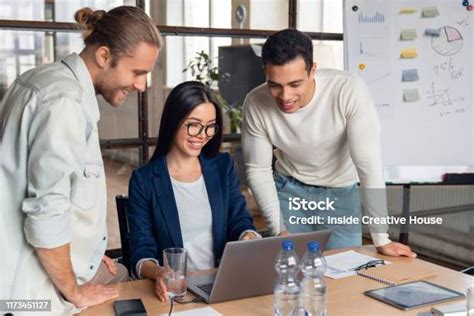 비즈니스 미팅에서 아이디어를 논의하는 창의적인 스타트업 팀의 실내 촬영 사무실에서 새로운 프로젝트에 함께 일하는 다민족 비즈니스 사람들 기업가에 대한 스톡 사진 및 기타