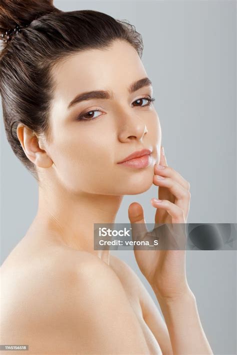 아름다움 얼굴입니다 자연 메이크업과 아름 다운 여자입니다 깨끗 하 고 신선한 피부를 가진 소녀 근접 촬영 고해상도 개념에 대한 스톡 사진 및 기타 이미지 Istock