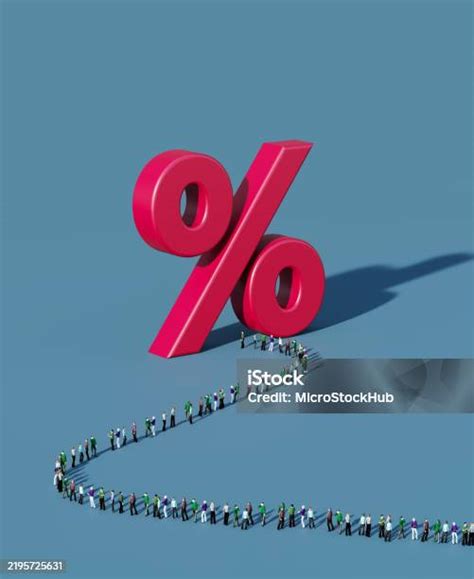 파란색 배경에 빨간색 백분율 기호 전에 줄을 서서 기다리는 사람들의 군중 금융에 대한 스톡 사진 및 기타 이미지 금융 0명