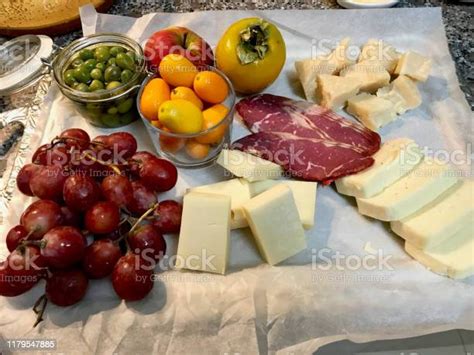 레드 와인과 모듬 치즈 플레이트 훈제 쇠고기 햄 살라미 그린 올리브 파티를위한 과일과 신선한 잘 익은 감 건조한에 대한 스톡 사진 및 기타 이미지 Istock
