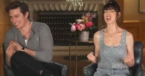 아스널 찐팬인 헐리우드 미녀 배우 이런 흥분 처음이야→ 두주먹 불끈 포효→당신은 거너스 입니다팬들 극찬