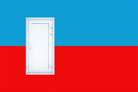 빨간색과 파란색 질감의 벽에 흰색 이문을 닫습니다 닫힌 문이있는 최소한의 색깔의 벽 0명에 대한 스톡 사진 및 기타 이미지 0명 가정의 방 개념 Istock