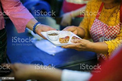 사회의 모든 사람과 가난한 사람들에게 공유 되는 자선 음식이 자선 음식 마음 챙김의 개념 공유의 사회적 개념 개념에 대한 스톡 사진 및 기타 이미지 Istock