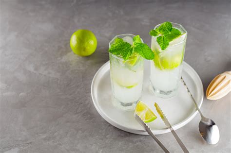 회색 배경에 모히토 칵테일과 바 액세서리 흰색 접시에 모히토의 두 개의 하이볼 안경 라임과 민트와 여름 상쾌한 칵테일 복사 공간 0명에 대한 스톡 사진 및 기타 이미지