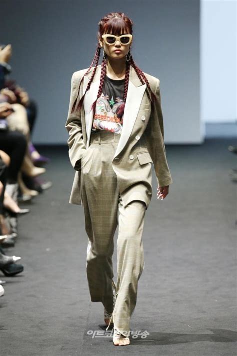 Ak현장 박윤희 디자이너 그리디어스greedilous 패션쇼 2020 Ss 서울패션위크 Ak현장 박윤희 디자이너 그리디어스greedilous 패션쇼 2020 Ss 서울패션위크