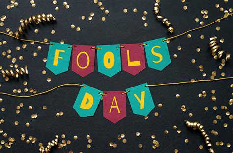 수 제 종이 화려한 휴가 갈 랜드에 하루 편지 바보 좋은 수평 엽서 0명에 대한 스톡 사진 및 기타 이미지 0명 1 4월 Istock