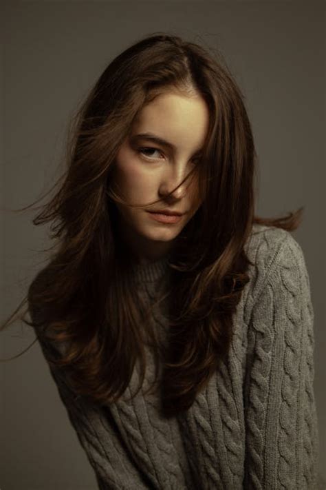 회색 스웨터를 입은 여성의 우울한 초상화 · 무료 스톡 사진