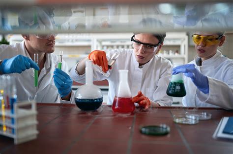 대학 실험실에서 젊은 화학 학생들은 다채로운 화학 물질을 혼합하고 화학 반응을 보고 과학 화학 실험실 사람들 3 명에 대한 스톡 사진 및 기타 이미지 Istock