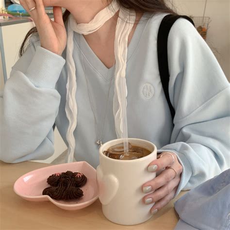 어베인 🍂가을 💕urbane Made💕 위시 크롭 브이넥 루즈핏 맨투맨 4c 데일리룩가을맨투맨오버핏여행룩캠핑룩