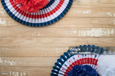 7 월 4 일 배경 미국 종이 팬 빨강 파랑 흰색 별 풍선 흰색 나무 배경에 금색 색종이 행복한 노동절 독립 또는 대통령의 날 미국 국기 색상입니다 평면도 0명에 대한 스톡