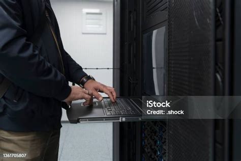 사이버 보안을 위한 데이터 보호 네트워크로 작업하는 남성 시스템 관리자와 함께 슈퍼컴퓨터 서버룸 전문가 시설에서 키보드를
