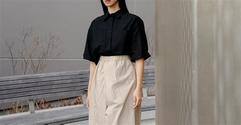 개성 거닐다 거리 건물 건축 걷고 있는 검은색 셔츠 고요한 긴 머리 낮 도시 경관 도시의 도시의 삶