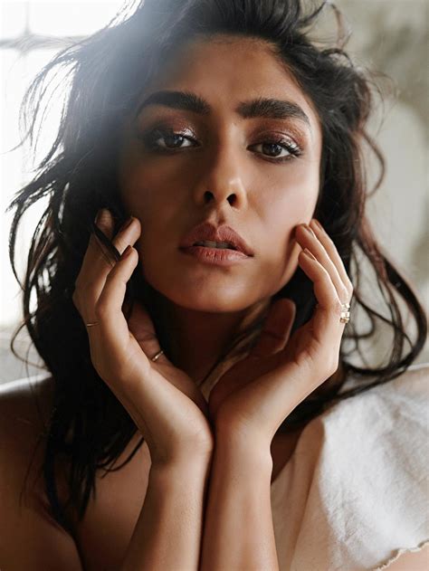 Mrunal Thakur Hduhd Photo Gallery 2