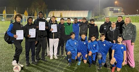 Geslaagde Nt2 Cursisten Voor Voetbaltraining Geven In Het Nederlands Vzw ‘de Rand