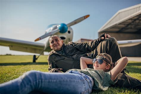 프로펠러 비행기로 잔디에 누워있는 남자 조종사와 그의 딸 10 11세에 대한 스톡 사진 및 기타 이미지 10 11세 2명 가족 Istock