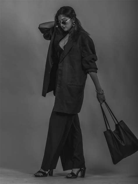 남자 닫다 드레스 보고 있는 블랙 앤 화이트 서 있는 수직 쐈어 수트 스타일 여성 우아한 인테리어 창문 커플 클래식 패션 함께에 관한 무료 스톡 사진