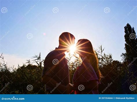 Silueta De Una Pareja Joven Bes Ndose En La Playa Foto De Archivo Imagen De Sunset Beso