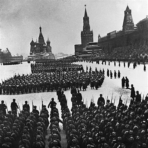 Moskva V Ohrožení V Roce 1941 šli Vojáci Z Přehlídky Rovnou Na Frontu