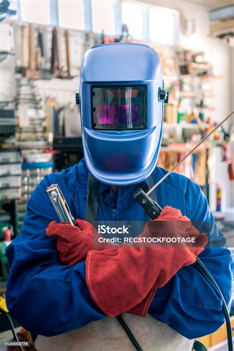 작업장에서 아크 용접기로 작업하는 안전 헬멧을 가진 남자 용접공 용접에 대한 스톡 사진 및 기타 이미지 용접 용접공 전극 Istock