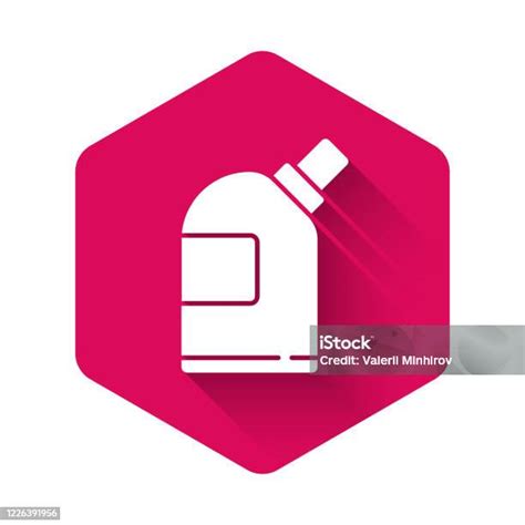 세탁 세제 표백제 식기 세척액 또는 긴 그림자로 분리 된 다른 세정제 아이콘용 흰색 플라스틱 병 분홍색 육각 버튼 벡터 일러스트레이션 가사 집안일에 대한 스톡 벡터 아트 및