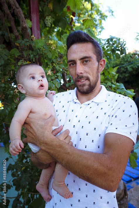 Bebe En Brazos De Su Padre Jugando En El Parque Primer Plano De Un Padre Jugando Con Su Bebe