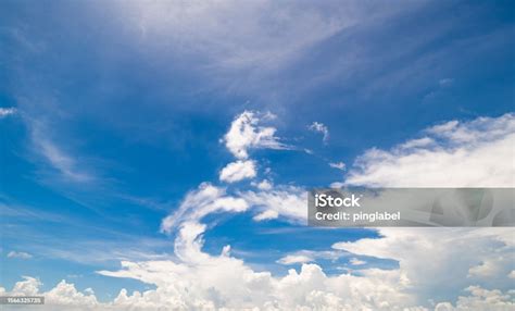 맑고 푸른 하늘과 구름의 파노라마 전망 작은 구름이 있는 푸른 하늘 배경 푸른 하늘에 하얀 솜털 구름 0명에 대한 스톡 사진 및 기타 이미지 Istock