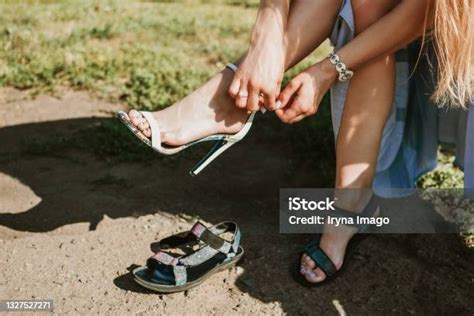 편안한 신발 발에 좋은 적절한 신발 하이힐과 편안한 샌들로 여성 다리를 닫습니다 바깥쪽에 앉아 있는 신발을 갈아입는 여성 가죽에 대한 스톡 사진 및 기타 이미지 Istock