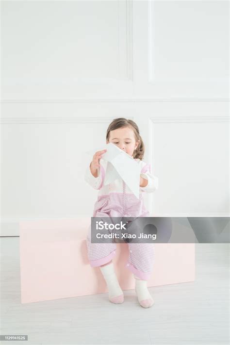 아름 다운 어린 소녀는 보육에 선박의 모델과 함께 연주 했다 귀여운에 대한 스톡 사진 및 기타 이미지 귀여운 금발 머리 담요 Istock