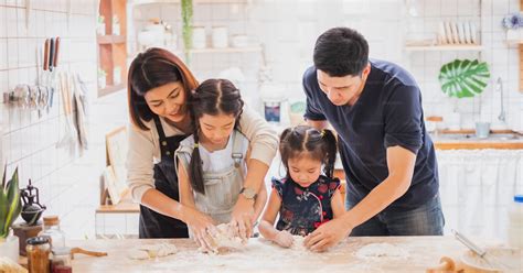 아시아 가족은 집에서 부엌에서 놀고 음식을 요리하는 것을 즐깁니다 사진 Unsplash의 휴식 이미지