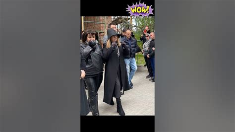 «Я очень рад вас видеть Дмитрий Песков целовал руку Алле Пугачевой у гроба Валентина Юдашкина