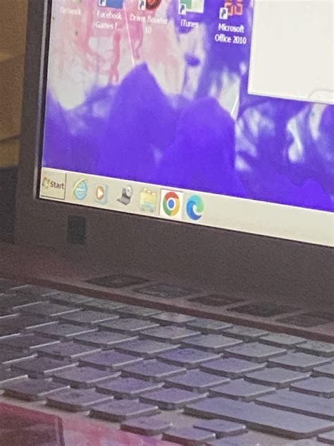 Does Anybody Know Why My Mums Task Bar Looks Like Its From The Early 2000s R Computers
