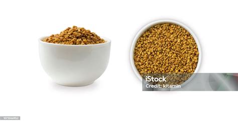 호로 파 씨앗 흰색 절연 나무 그릇에 호로 파 씨앗 흰색 배경에 고립입니다 텍스트 복사 공간 호로 파입니다 개체 그룹에 대한 스톡 사진 및 기타 이미지 Istock