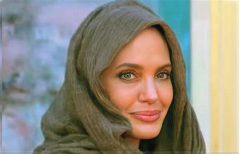 أنجلينا جولي تدعم فلسطين وتدين استهداف المدنيين