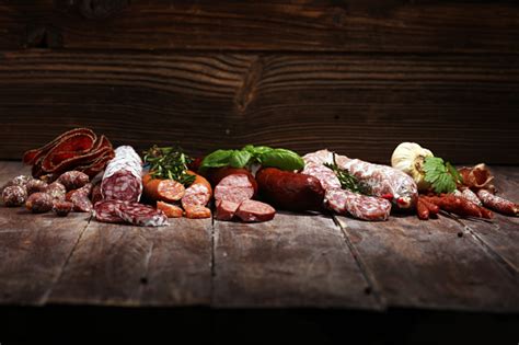 맛있는 살라미와 신선한 허브와 차가운 고기 구색 코파와 소시지등 다양한 육류 제품 0명에 대한 스톡 사진 및 기타 이미지 0명 고기 독일 Istock