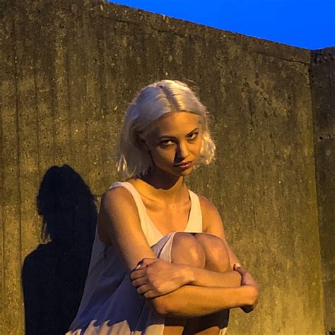 Verissimo Sarah Toscano Chi è La Cantante Di Amarcord Radio Fm