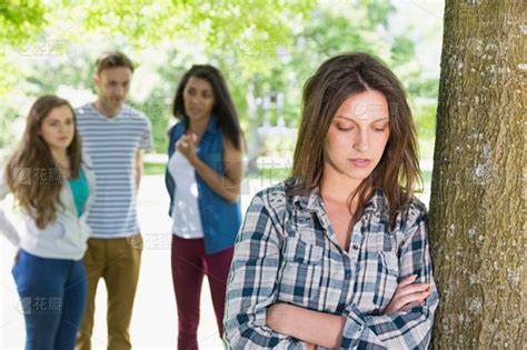 学生寂寞友谊正面视角青少年男性同辈人的压力青年人青年男人家庭工作间