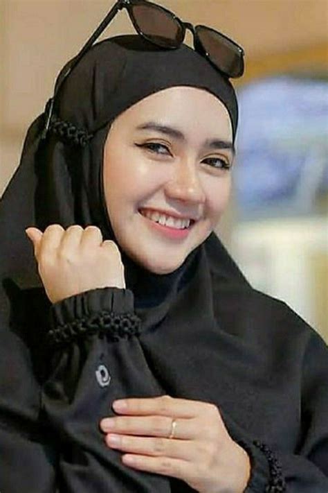 Pin oleh Akaa Kaka di Jilbab cantik di 2025 | Wanita cantik, Wanita ...