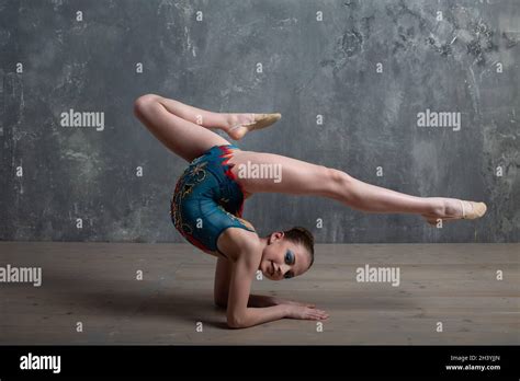 Young dance studio hi-res stock photography and images - Alamy