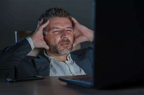 젊은 절망과 스트레스 사업가 사무실 노트북 컴퓨터 책상 불안 및 우울증 문제 및 불안 위기 비즈니스 문제에 고통을 압도 느낌에 초과 근무 가리기에 대한 스톡 사진 및 기타