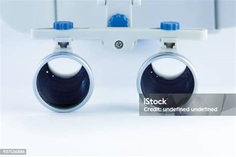 돋보기 안경 눈 클로즈업입니다 병원에서 치과 악기입니다 치과에서 새로운 기술의 개념 청소하기에 대한 스톡 사진 및 기타 이미지 청소하기 0명 가구 Istock