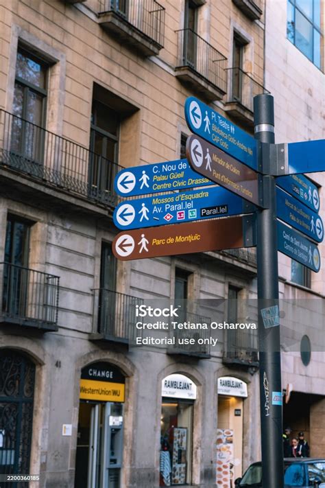 스페인 바르셀로나 2024년 2월 13일 바르셀로나의 도시 표지판 거리에 대한 스톡 사진 및 기타 이미지 거리 건축 건축물 Istock