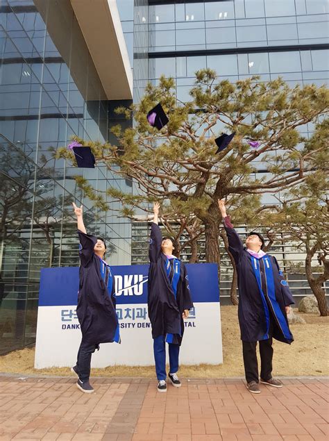 180222 단국대학교 학위수여식이 있었습니다 우리 치주과에서는 30기 서창완 조학연 최호근 선생님이 치의학 석사 학위를 받으셨습니다 교수님들과 의국원들은 점심